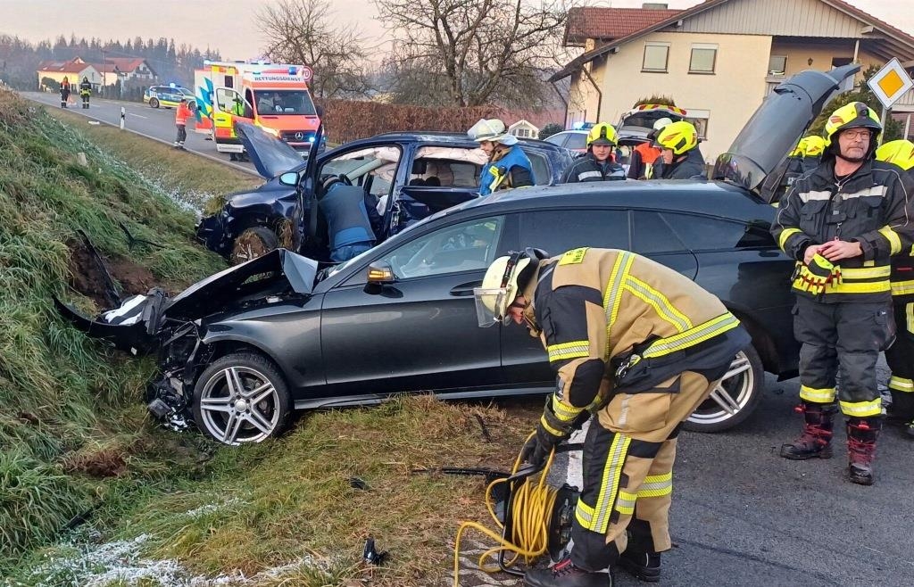 Zwei Schwerverletzte bei Unfall am Neujahrstag in Neuburg am Inn