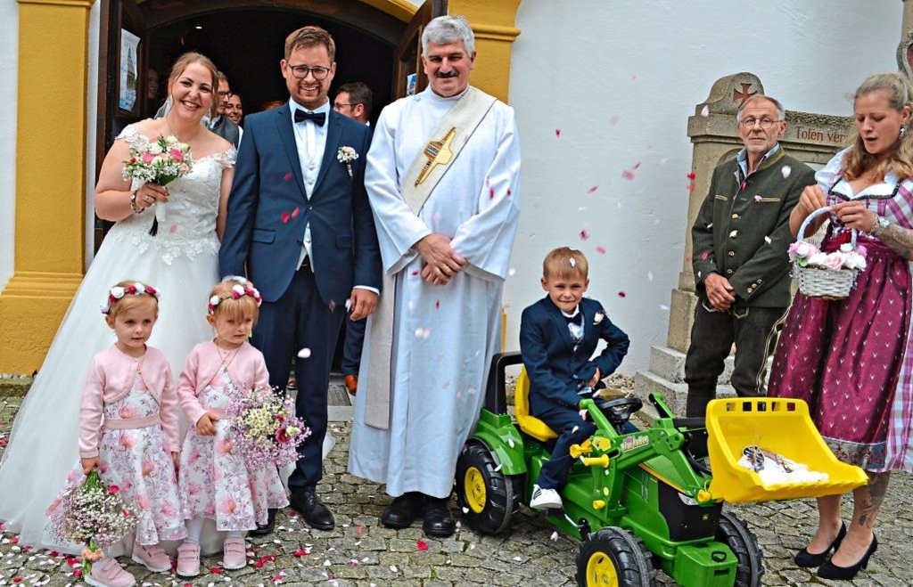 Simon und Magdalena Gradinger geben sich das Jawort