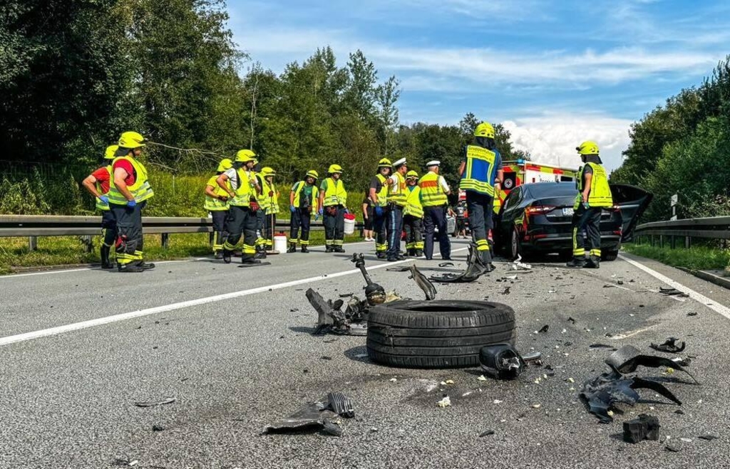 Vier Verletzte bei Unfall auf der B12 bei Haiming