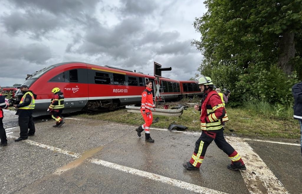 Schwerer Unfall: Regionalbahn und Lkw stoßen in Pocking zusammen