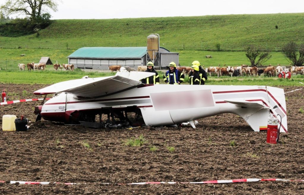 Unfall bei Startversuch: Flugzeug landet bei Bad Endorf auf Dach