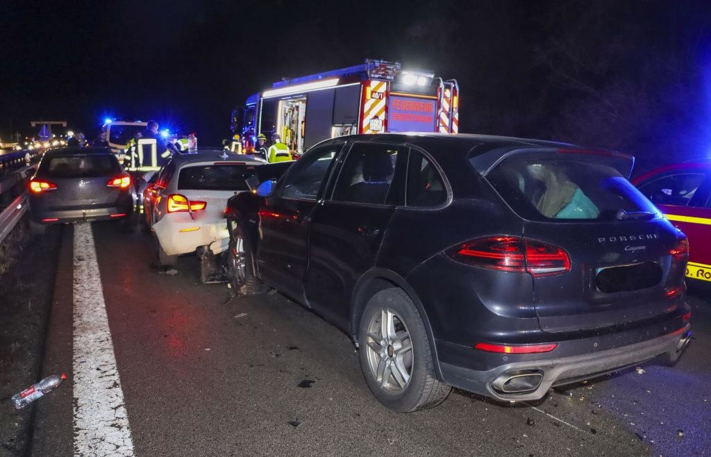 Drei Verletzte bei Auffahrunfall mit fünf Fahrzeugen