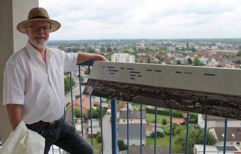 Vize-Landrat Roman Fischer genießt den Ausblick vom Plattlinger Wasserturm