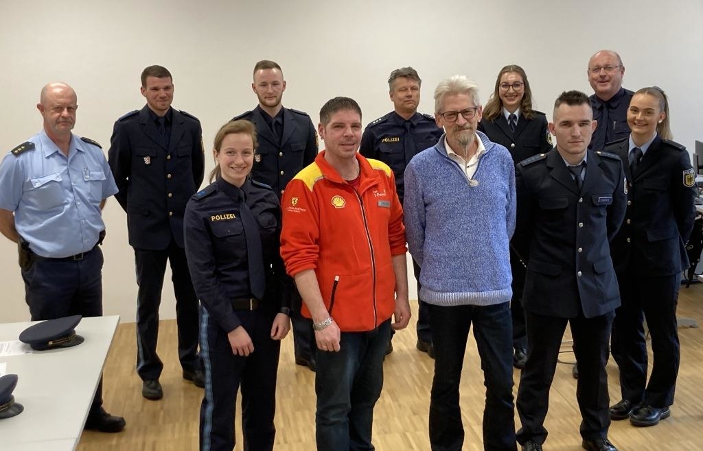 Polizisten retten Mann mit Herzinfarkt am Steuer: Dank an Passauer Beamte