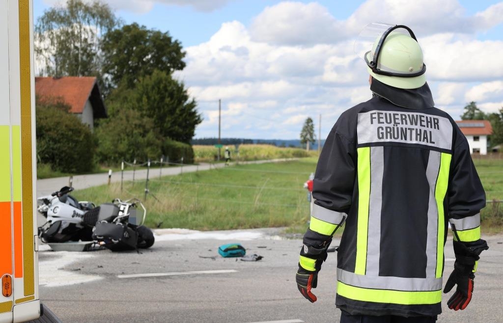 Schwerer Unfall in Kreis Mühldorf: Motorradfahrer erliegt seinen Verletzungen
