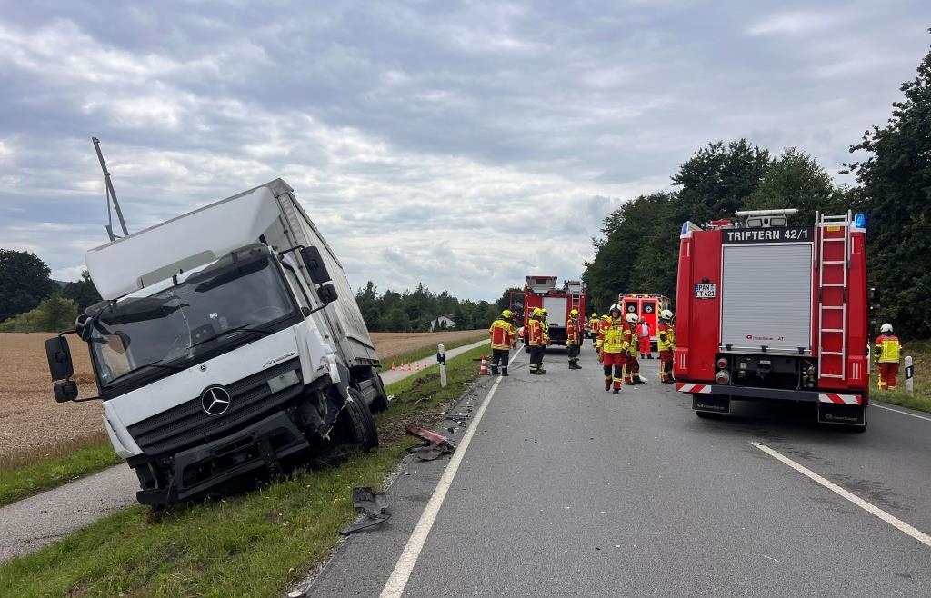 Auto und Lkw kollidierten: Rottaler (76) stirbt bei Unfall auf B388 bei Bad Birnbach