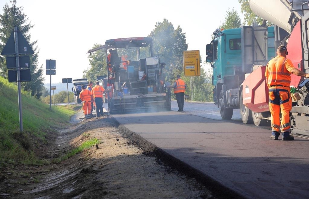 Damit Straßen länger halten: Asphalt mit Acrylfaserpellets versetzt