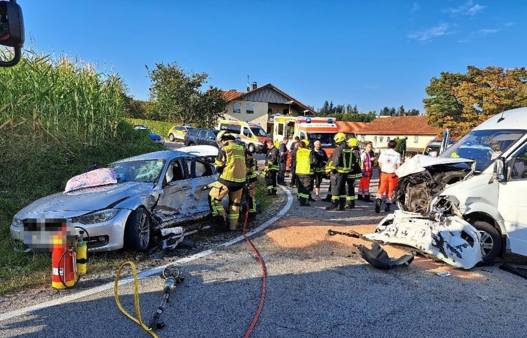 Vorfahrt missachtet: Unfall bei Neuburg am Inn fordert viele Verletzte