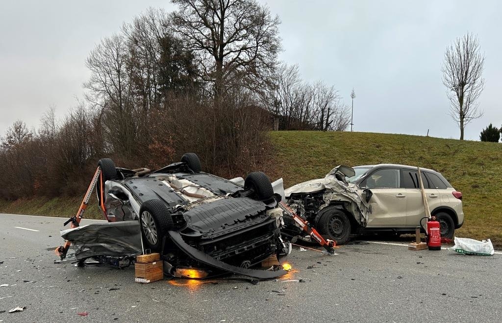 Ein Hubschrauber, drei kaputte Autos, fünf Verletzte: Polizei klärt ...