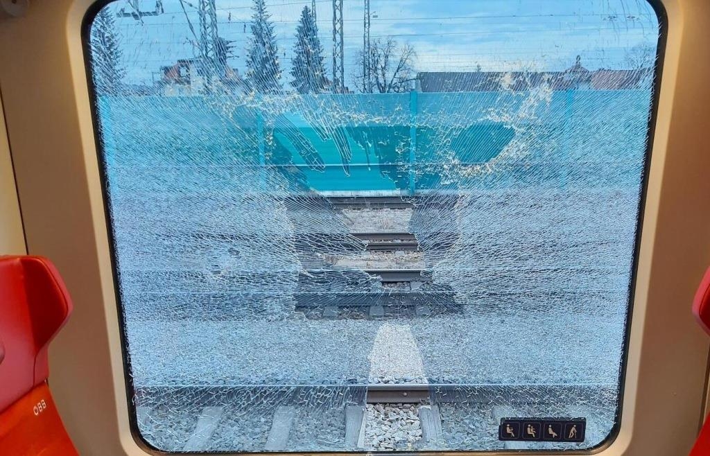 Mit Notfallhammer: Betrunkener (51) schlägt Scheiben einer S-Bahn ein