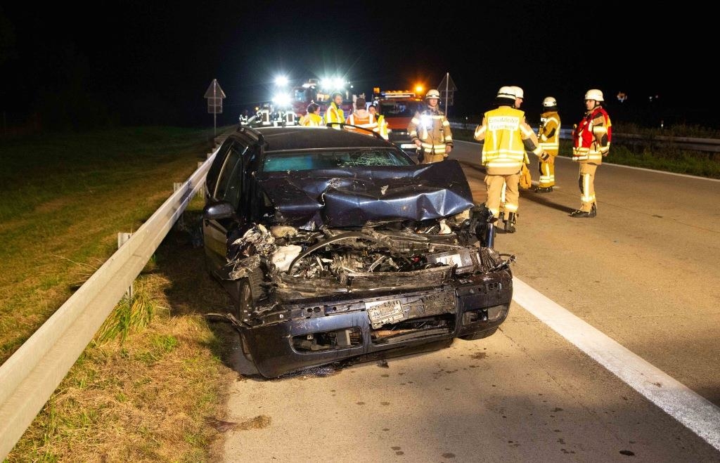 Schwerer Auffahrunfall auf A92 bei Dingolfing fordert zwei Verletzte