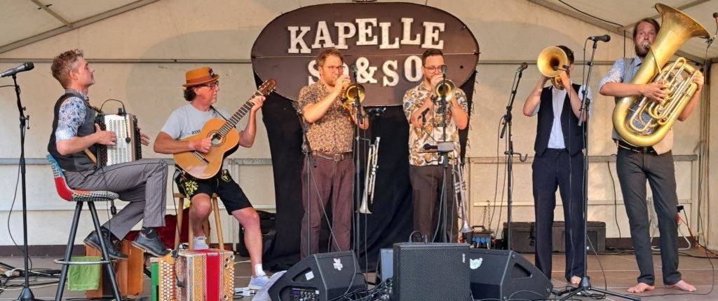 Kapelle „So & So“ legt furiosen Auftritt am Pfarrkirchner Marienplatz hin