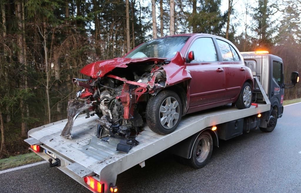 Von der Straße abgekommen: Fahrerin bei Unfall in Weiding leicht verletzt