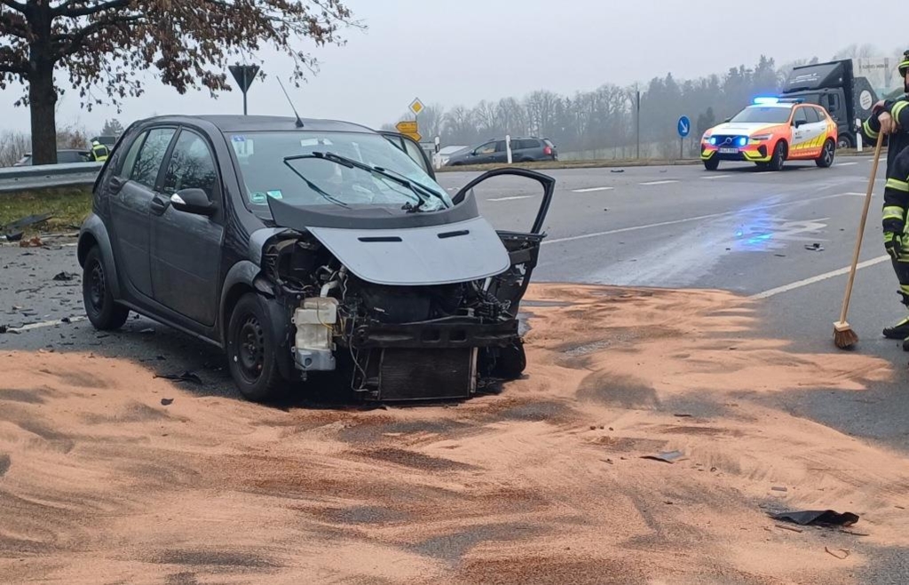 Schwerer Unfall auf der B85 zwischen Patriching und Ruderting: Zwei Verletzte