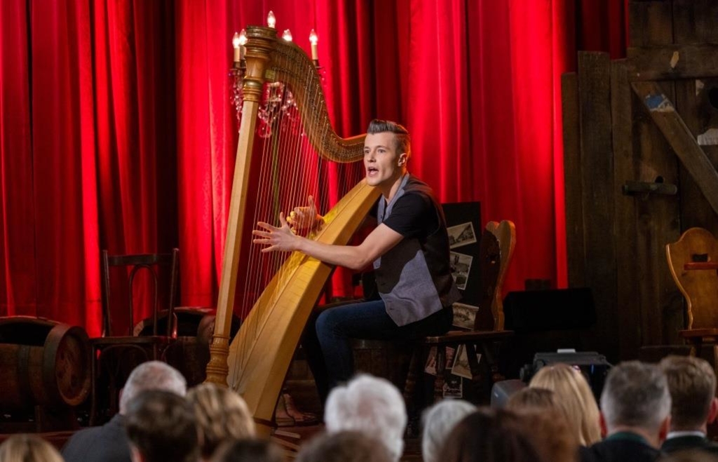 Wo Harfe auf Humor trifft: Tobi Probst spielt Benefizkonzert in ...