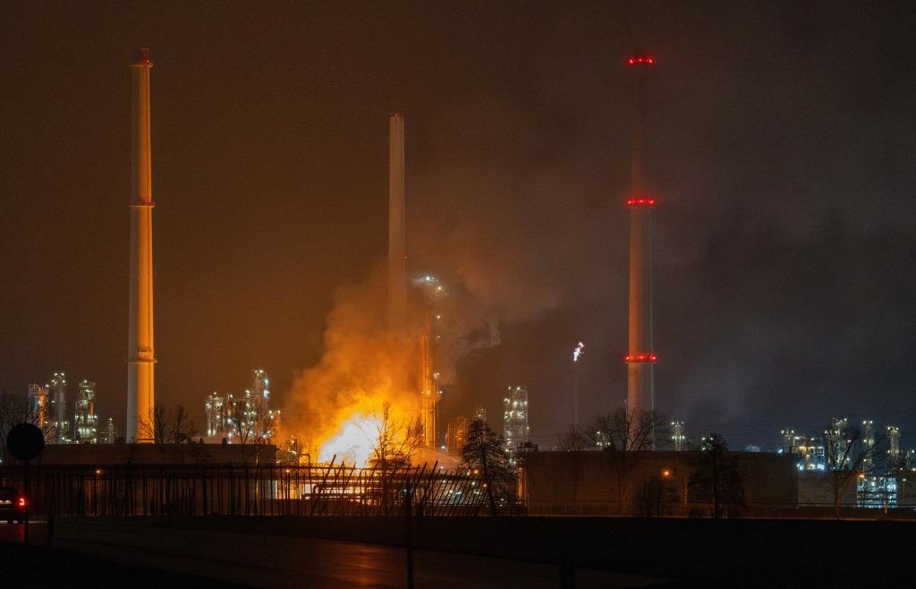 Großeinsatz am Freitag: Feuer in einer Raffinerie in Neustadt an der Donau