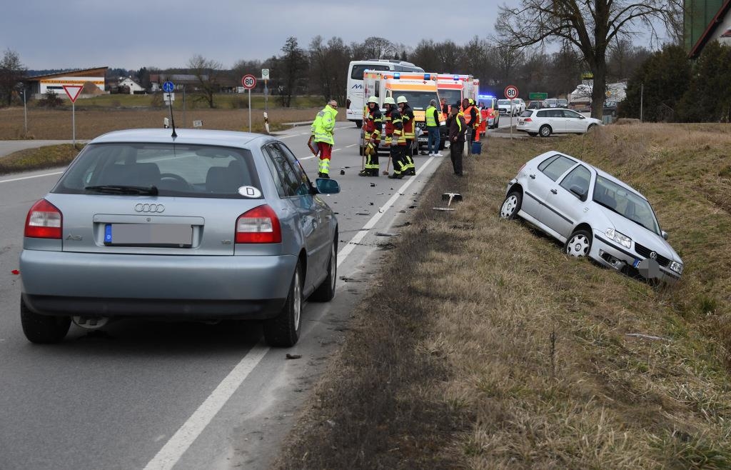Auffahrunfall mit drei Fahrzeugen auf der B 388 bei Gangkofen
