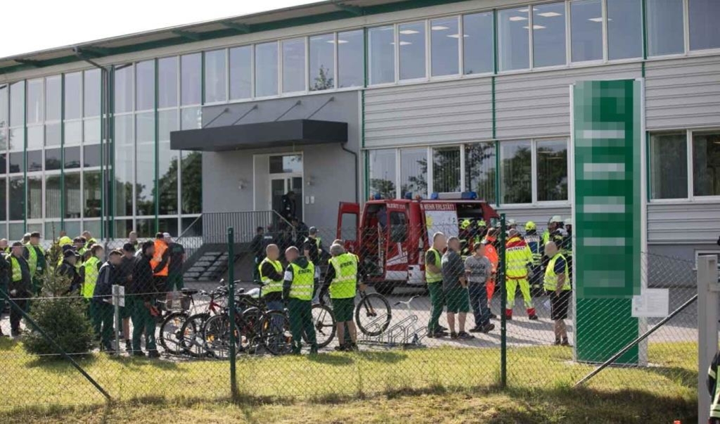 Großeinsatz wegen Leck in Thioglycol-Behälter bei Spedition im ...