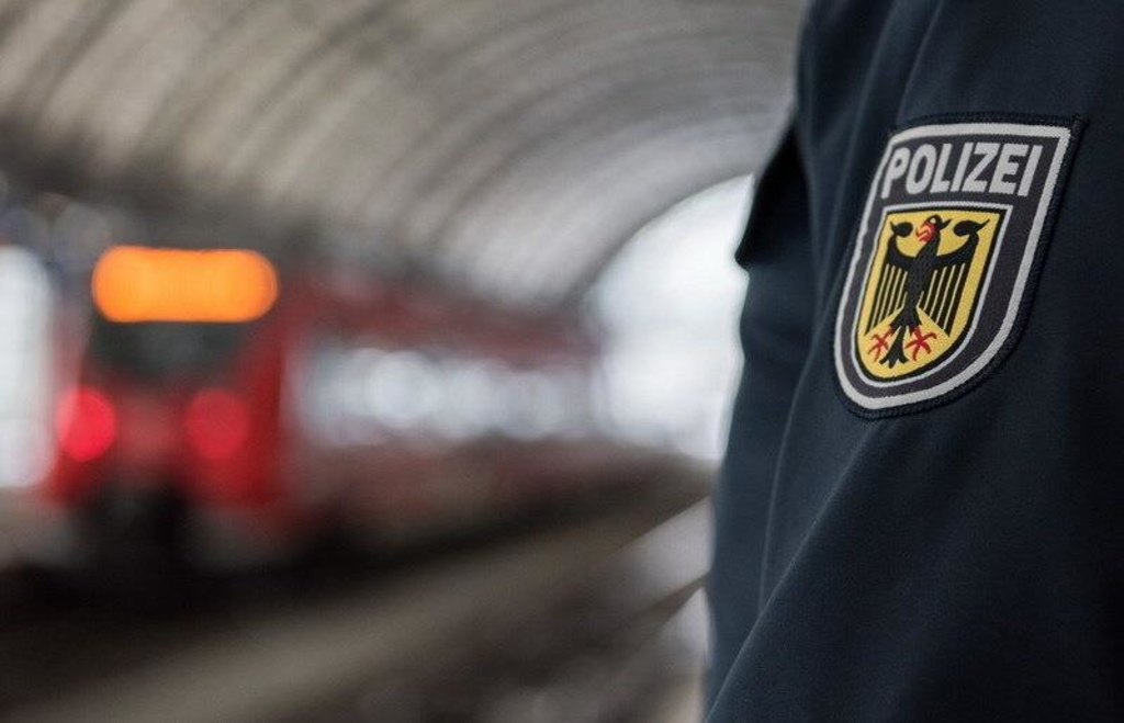 „L’Amour toujours“: Ausländerfeindliche Parolen in BRB-Zug gegrölt