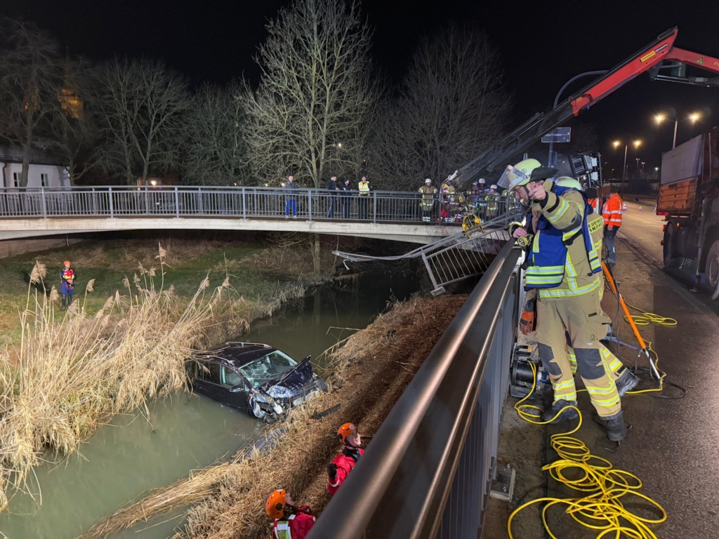 Auto stürzt drei Meter tief in einen Fluss - Fahrer verletzt