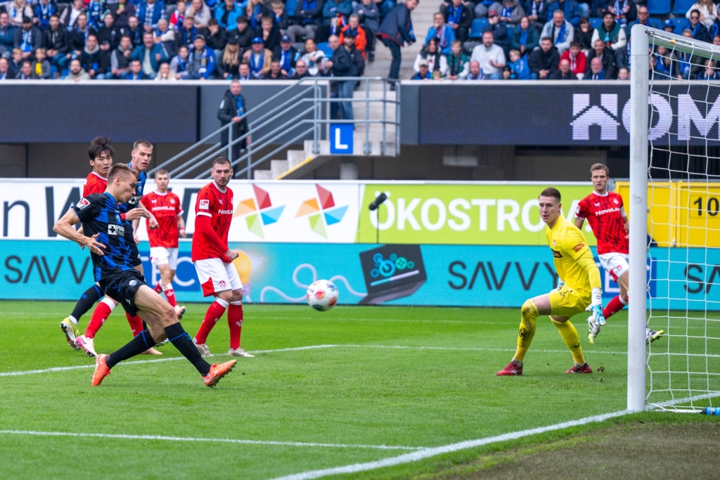 Paderborn mit 2:0-Sieg gegen zehn Lauterer