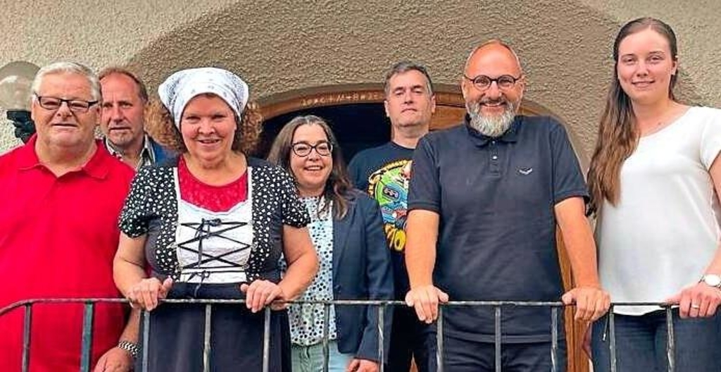 Diakon Mario Unterhuber segnet die Räumlichkeiten der Wohngemeinschaft ...