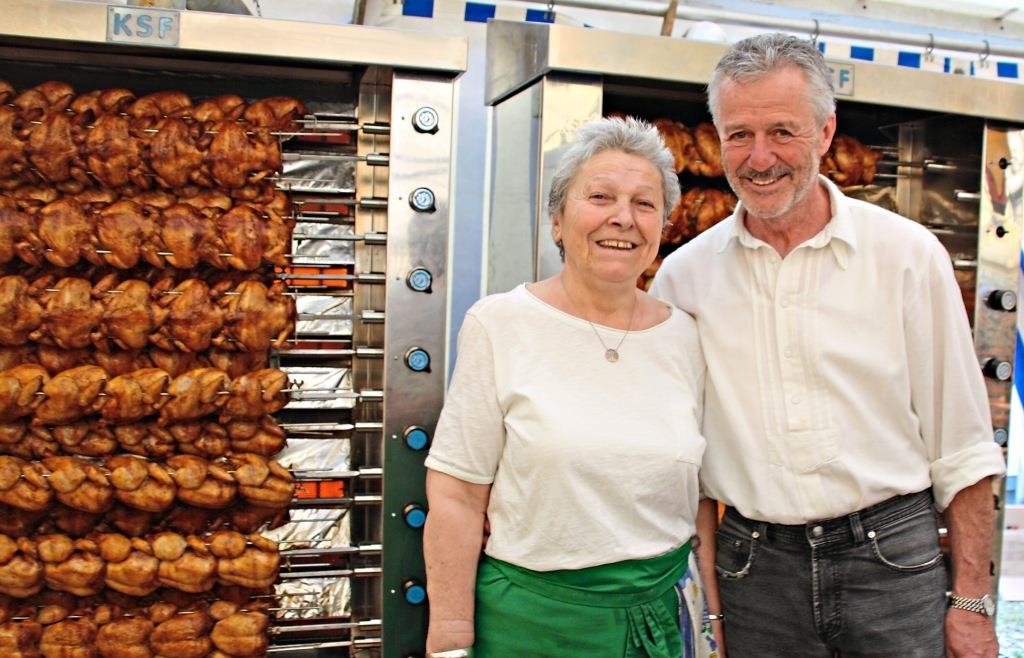 Seit 45 Jahren im Festzelt: Freilassings „Hendl-Marie“ brät nochmal