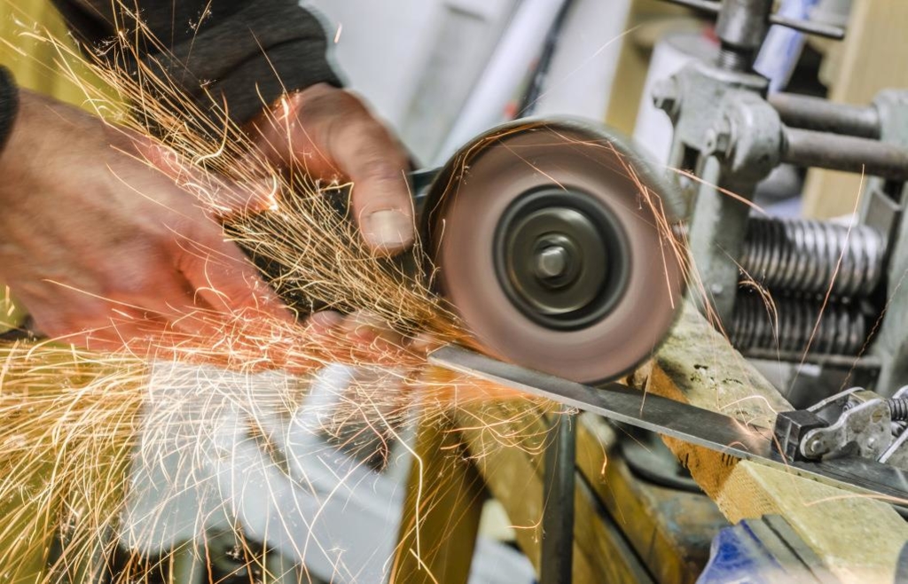 Arbeiter (26) löst beim Flexen Brand aus: 50.000 Euro Schaden an Wohnhaus