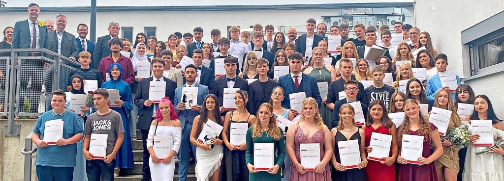 Mit Schmetterlingen und Blumen: Kreative Abschlussfeier der Mittelschule St. Georg