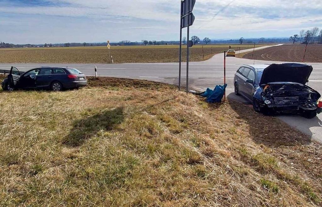 Verkehrsunfall in Pildenau bei Ering nahe B12: Zwei Verletzte