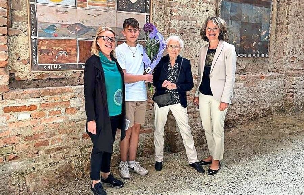 Schüler aus Triftern besuchen Rut Kohns Ausstellung in der Alten Post