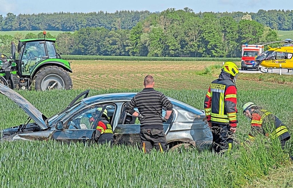 Auto landet in einem Feld: Zwei Verletzte mussten ins Krankenhaus