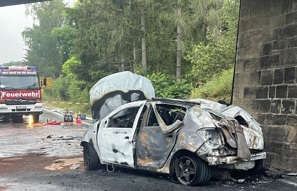 Horror-Unfall in Unterfranken: Auto brennt aus – Fahrerin (46) und Kind (7) tot