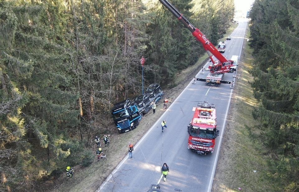 Im Video: So lief die Bergung des verunfallten Lkws auf der B85