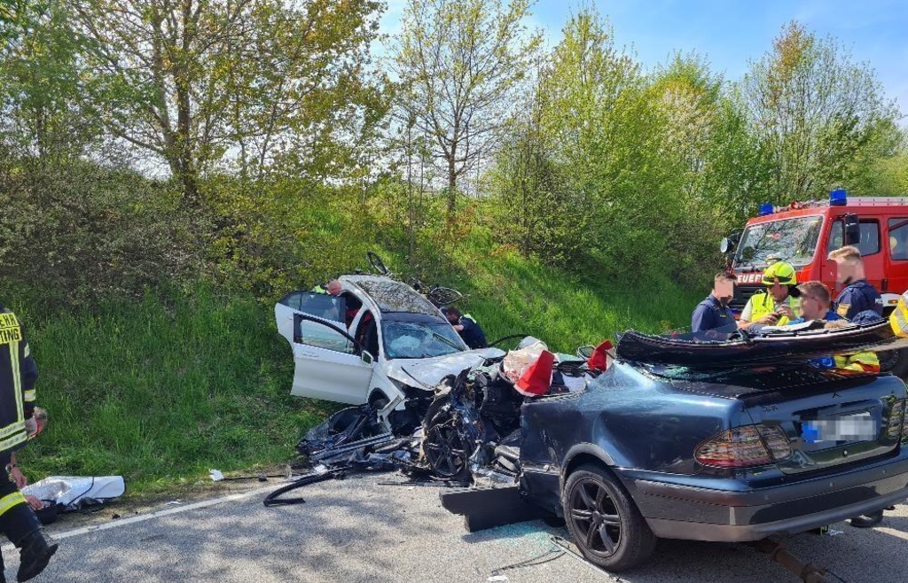 Frontalzusammenstoß auf B85 bei Ruderting: Vier Schwerverletzte