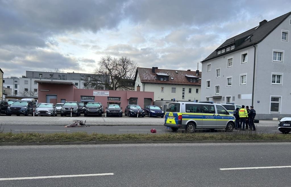 Regensburg: Radfahrerin wird von Auto erfasst und stirbt noch am Unfallort
