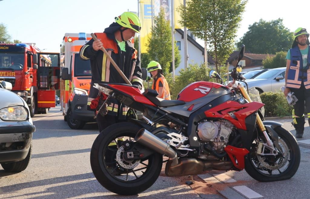 Zusammenstoß mit Pkw: Motorradfahrer schwer verletzt
