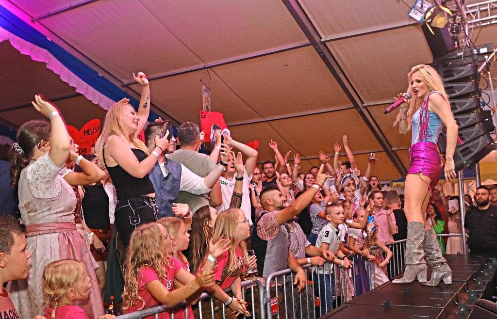 Melissa Naschenweng feiert mit dem SV Schöllnach