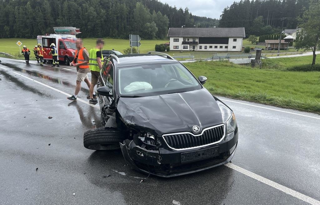 Zwei Autos kollidieren auf B20 bei Zeilarn im Landkreis Rottal-Inn