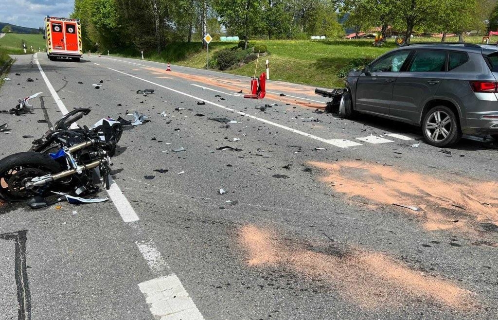 Nach schwerem Unfall in Arnbruck: Motorradfahrer (25) außer Lebensgefahr