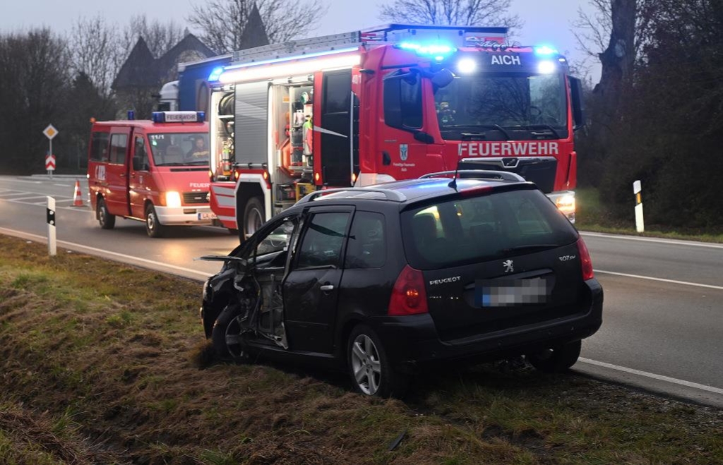 Wegen Sekundenschlaf: Zwei Autos bei Unfall auf der B299 erheblich demoliert