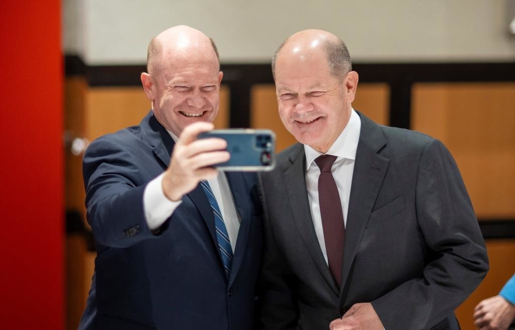 Bundeskanzler Olaf Scholz freut sich in Washington über seinen Doppelgänger