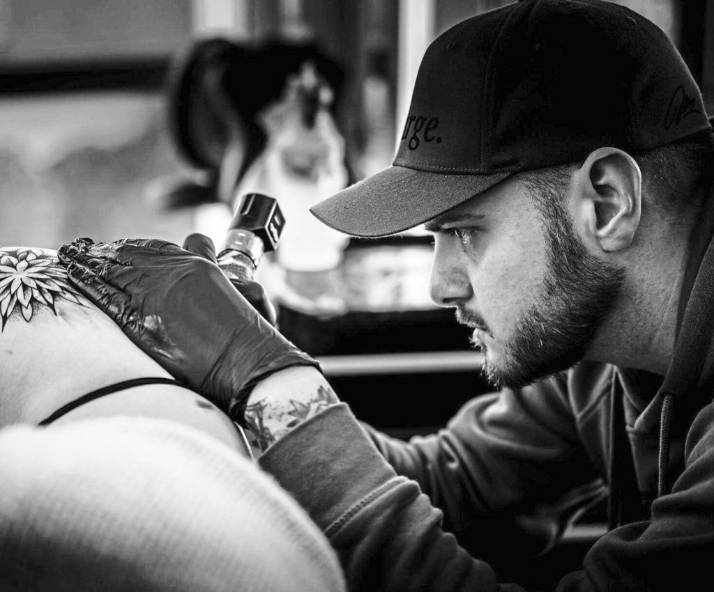 Traunreuter Tattoo-Studio Fearless Ink setzt mit DKMS Zeichen gegen Blutkrebs