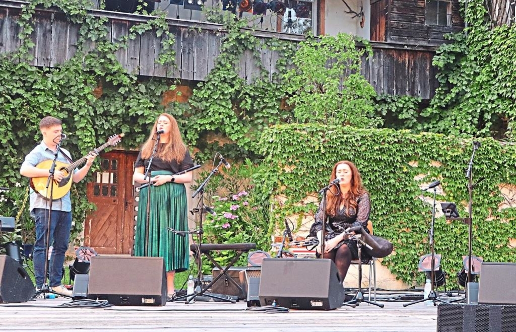 „Irish Tunes“ am Schloss Triebenbach in Laufen: „CARA“ und „The Friel ...
