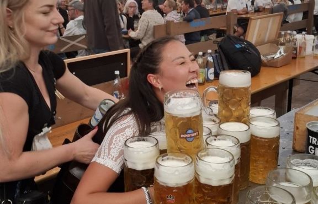 Tami stemmt 14 Maß Bier: Social-Media-Bedienung sorgt für Staunen auf ...