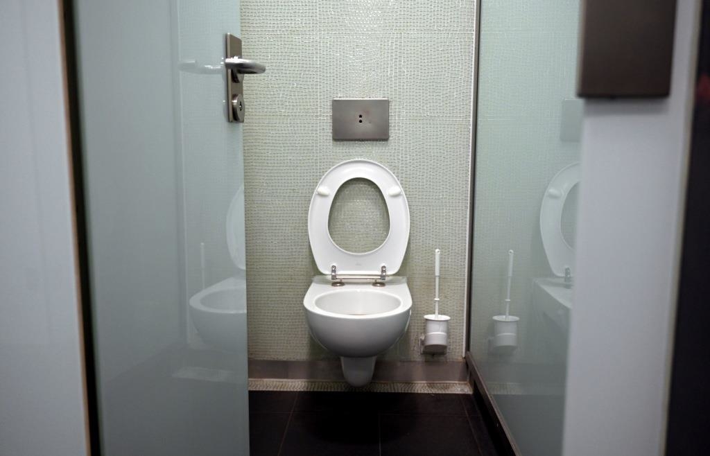 Gefangen am stillen Örtchen: Mann fast 20 Stunden in Firmen-Klo eingesperrt