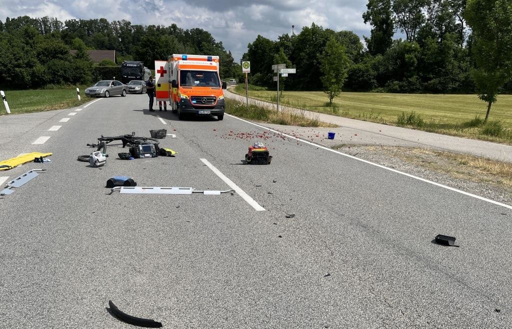 Radlerin auf B299 schwer verletzt – Polizei fahndet mit Unfall-Foto nach flüchtigem Auto
