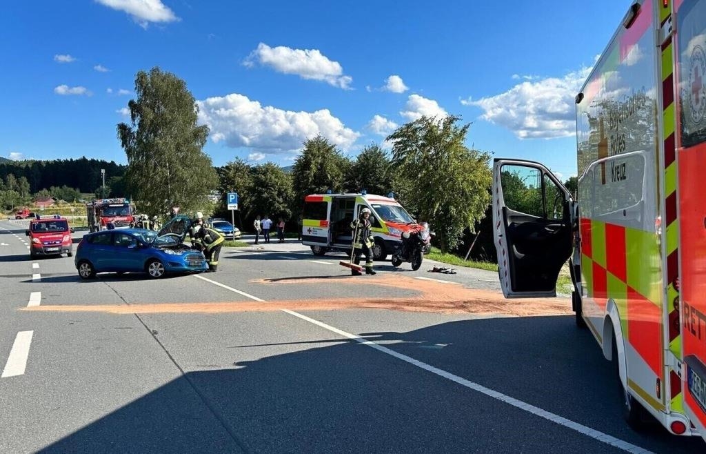 Schwerer Unfall beim Patersdorfer Kreisel: Motorradfahrer von Auto erfasst
