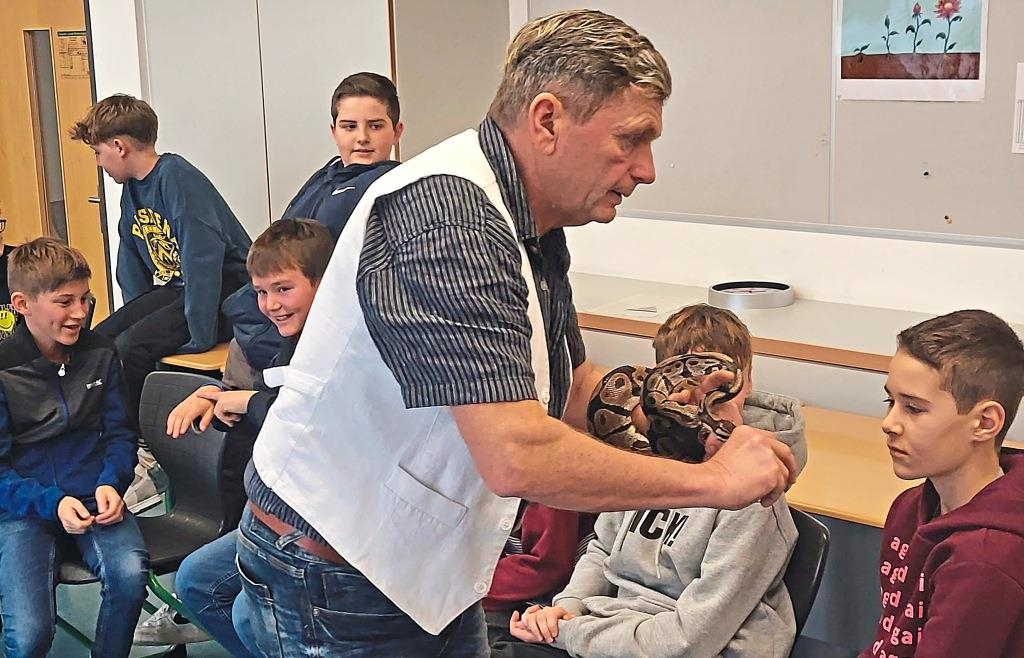 Schüler auf Tuchfühlung mit Vogelspinne & Co.