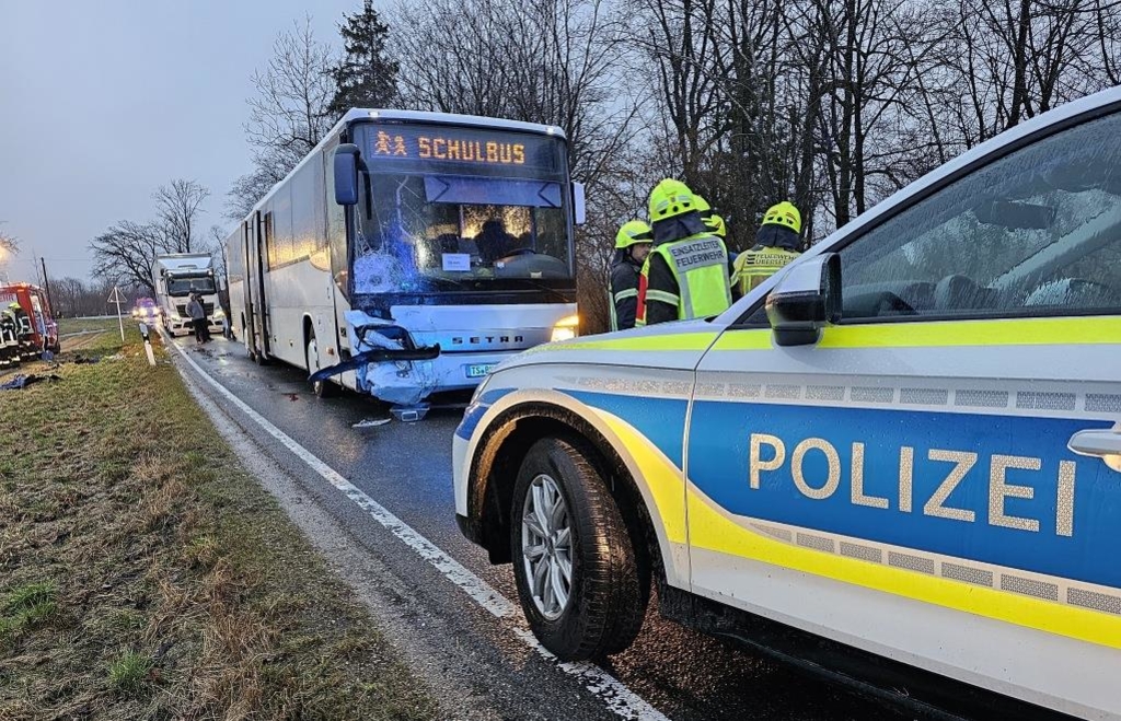 Auto prallt bei Übersee in Schulbus: Fahrer wird bei Unfall leicht verletzt